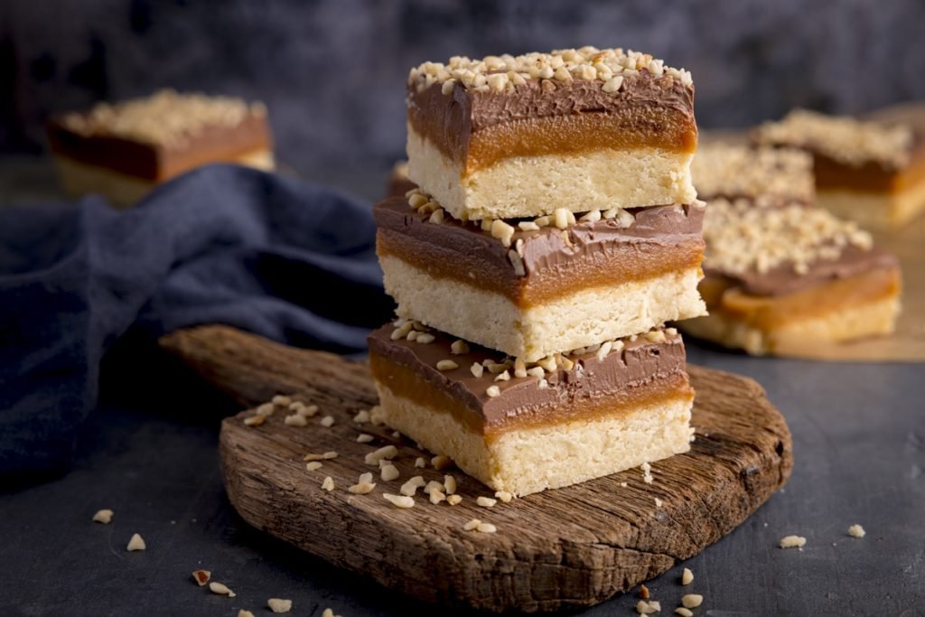 كعكة المليونيرات المملحة بالكراميل – ملاذ نيكي للمطبخ – Moojz